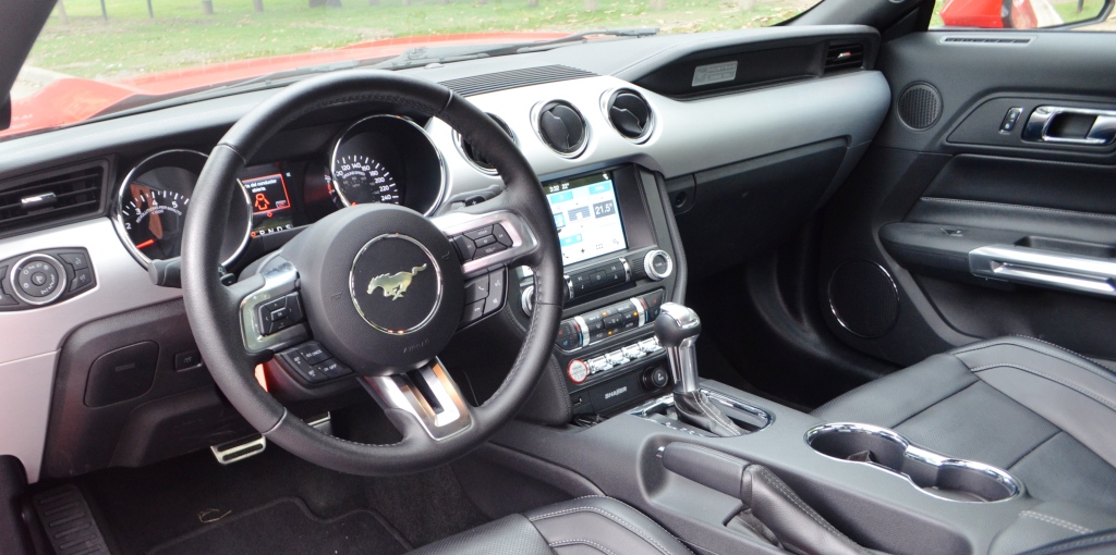 Ford Mustang interior 1 - Motriz